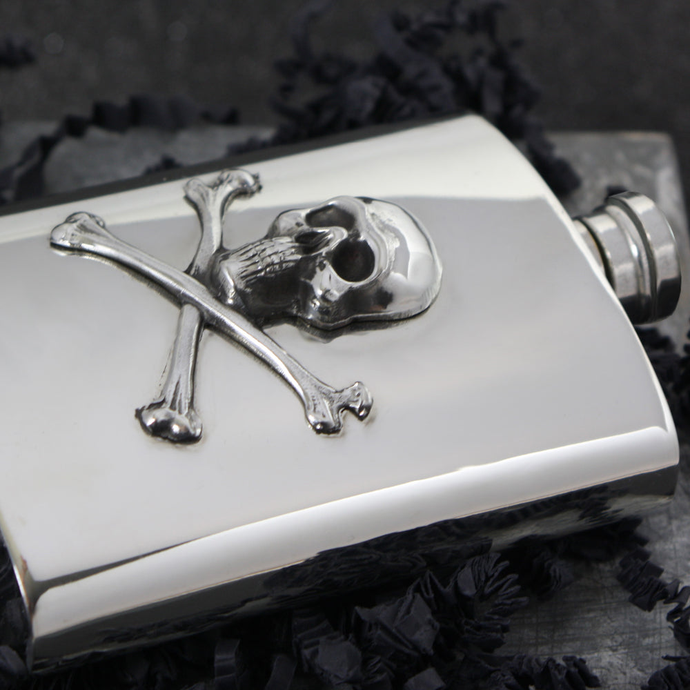 6oz Skull and Cross Bones Pewter Hip Flask - UK-englishpewter